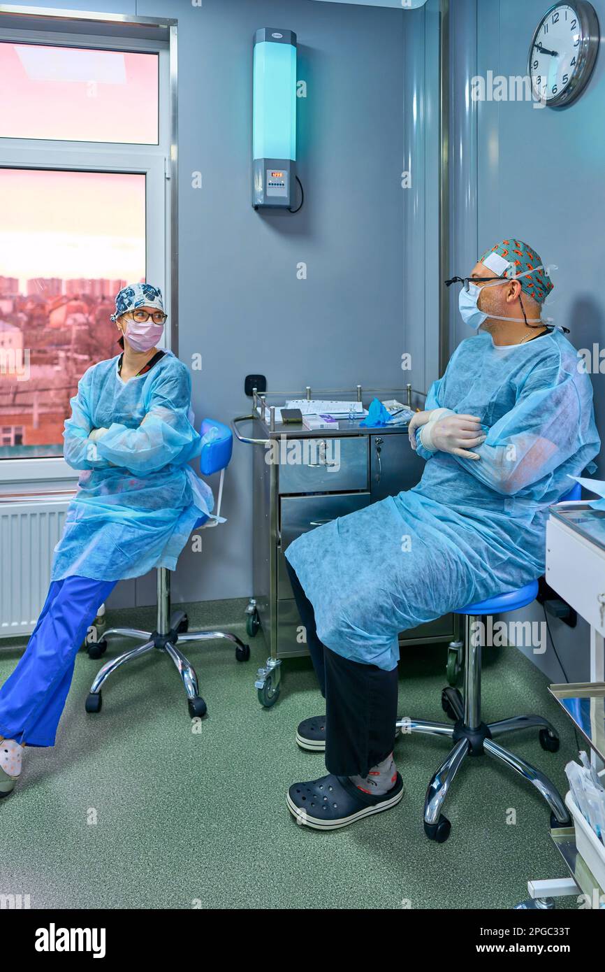 surgeon is sitting on a chair in the operating room Stock Photo - Alamy surgeon is sitting on a chair in the operating room Stock Photo - Alamy