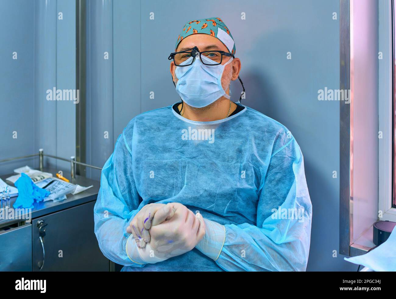 surgeon is sitting on a chair in the operating room Stock Photo - Alamy surgeon is sitting on a chair in the operating room Stock Photo - Alamy