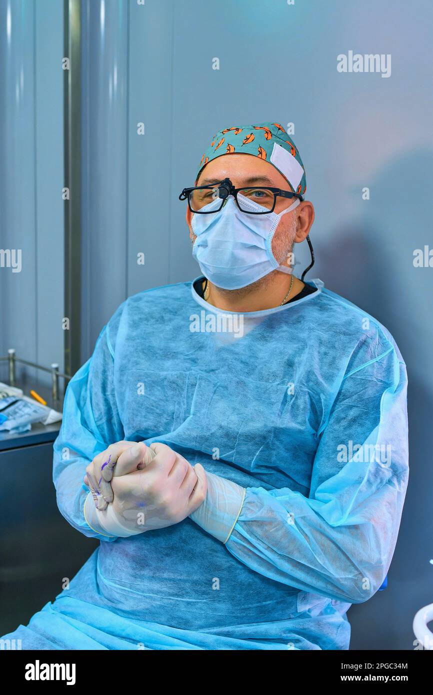 surgeon is sitting on a chair in the operating room Stock Photo - Alamy surgeon is sitting on a chair in the operating room Stock Photo - Alamy