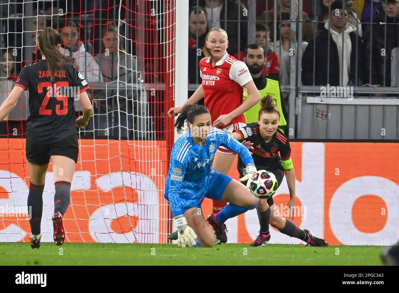 goalfrau Maria Luisa GROHS (FCB) parries the ball in front of Frida ...