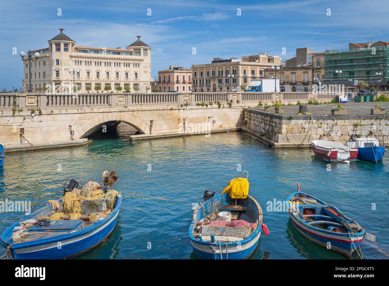 Harbour ortigia syracuse sicily hi-res stock photography and images - Alamy