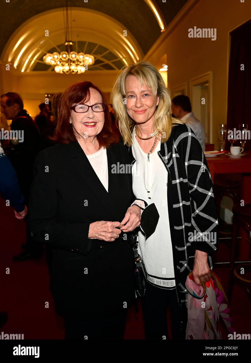 Brigitte Grothum mit Tochter Debora Weigert bei der Premiere des ...