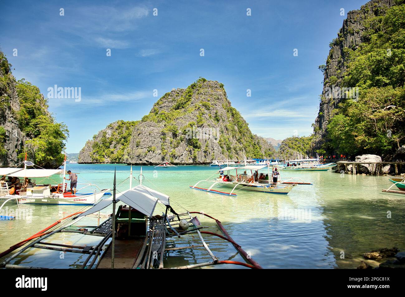 A paradisiacal bay with boats and majestic rocks in Coron, Palawan in ...