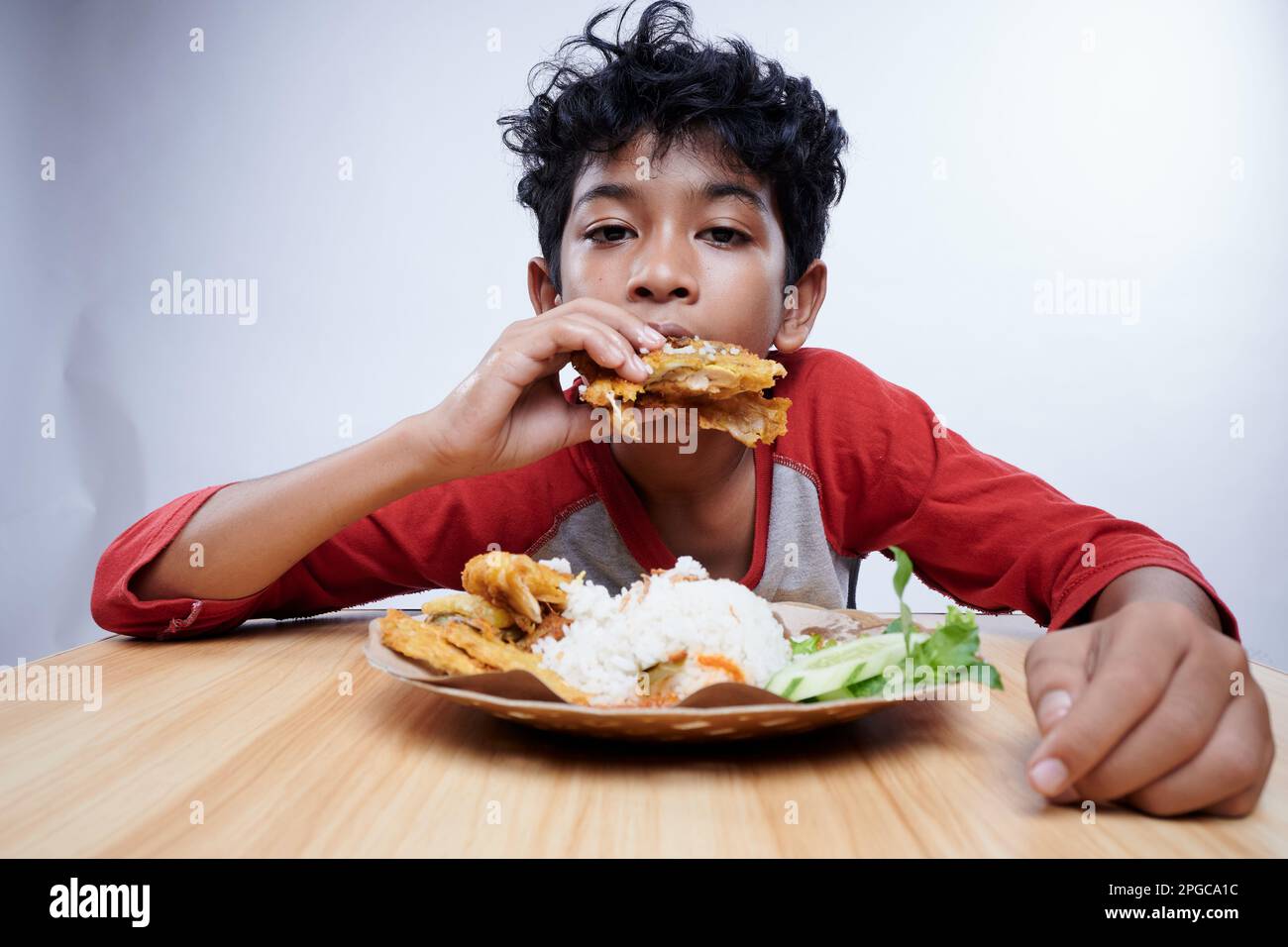 Child Having Fried Chicken And Rice For Lunch Stock Photo Alamy child-having-fried-chicken-and-rice-for-lunch-stock-photo-alamy