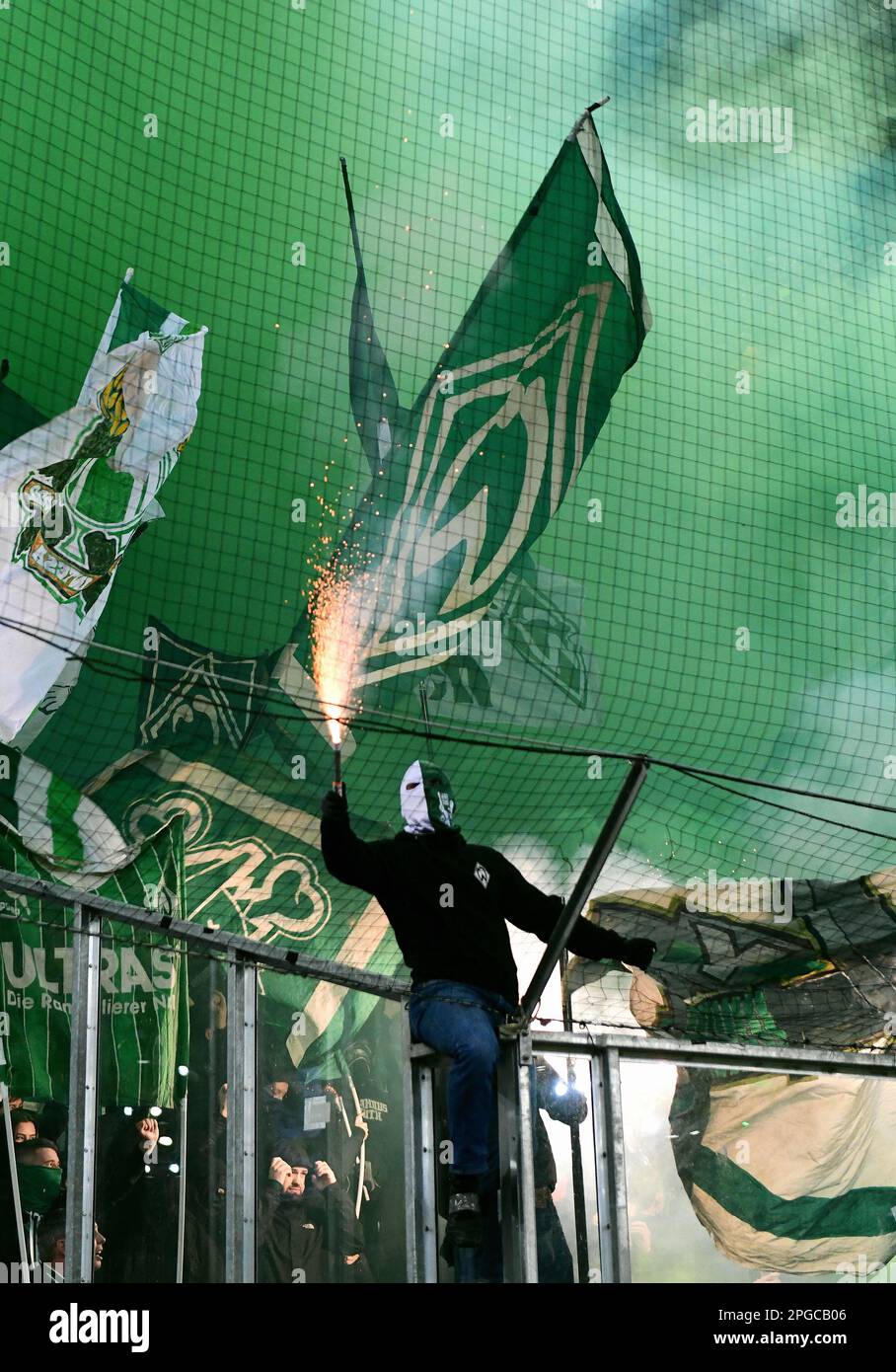 Pyro bengalo bengalos hi-res stock photography and images - Alamy