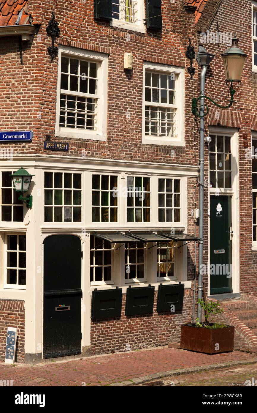 Medieval pub window hi-res stock photography and images - Alamy