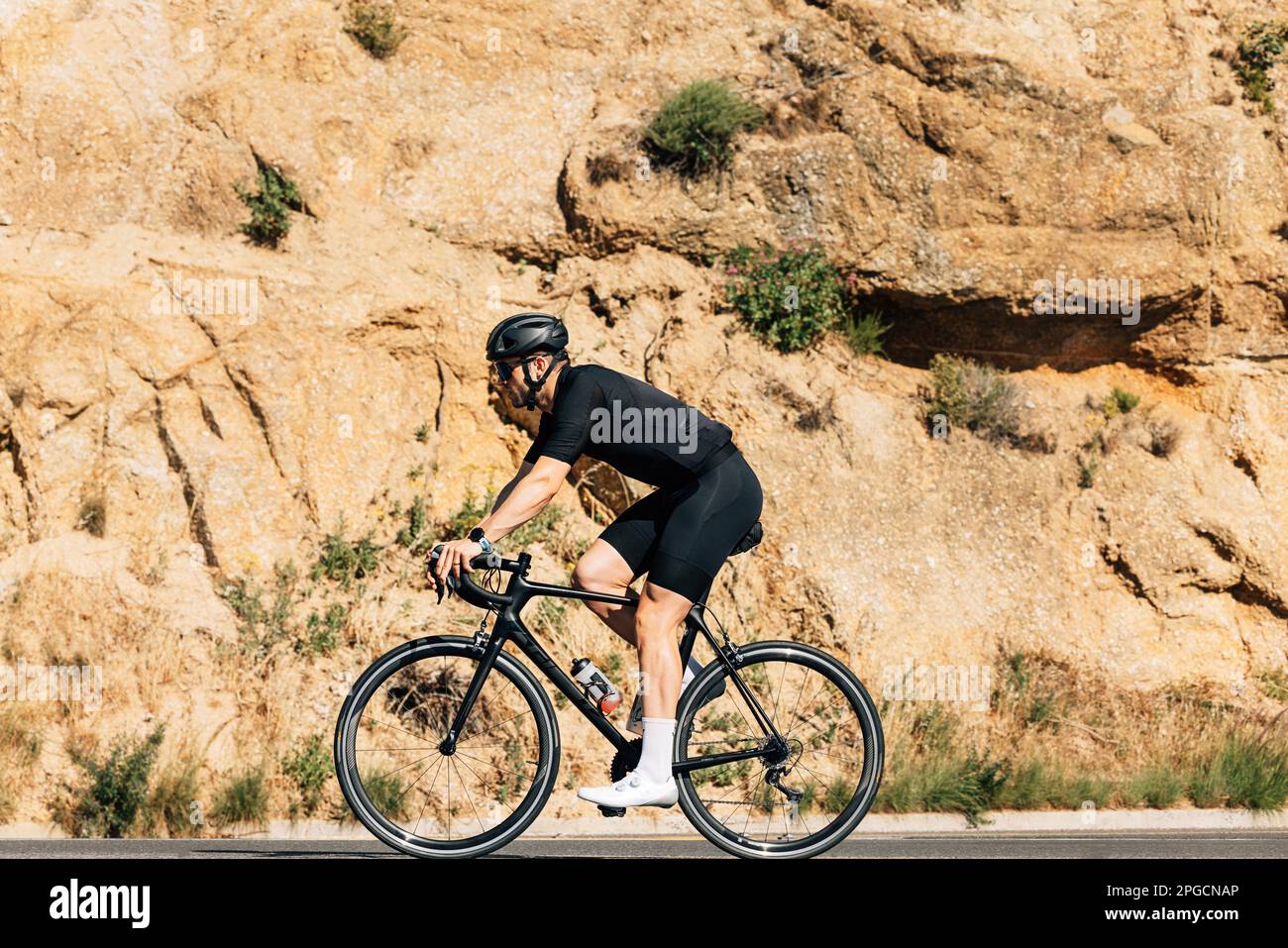 Side view mountain bike hi-res stock photography and images - Alamy