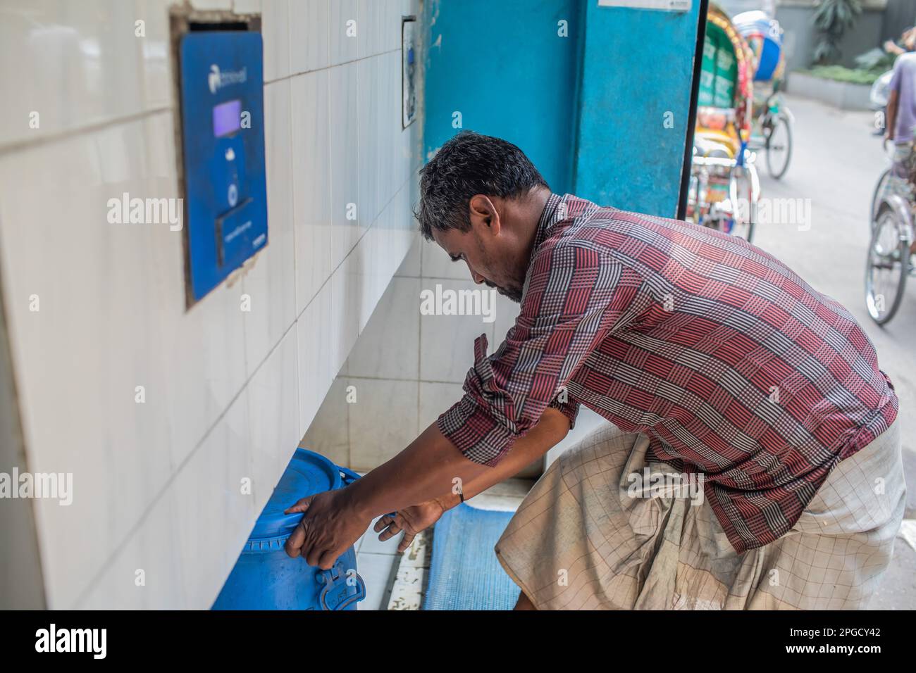 Man fills gas containers hi-res stock photography and images - Alamy