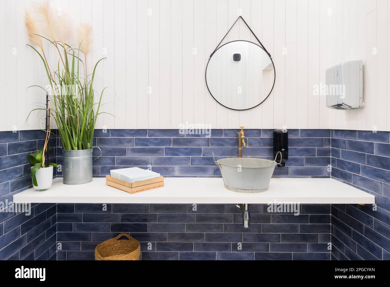 Restaurant interios hi-res stock photography and images - Alamy