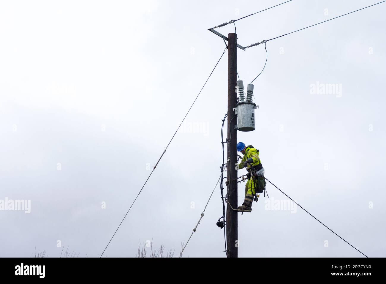 ESB engineers working to connect electricity supply in rural County ...
