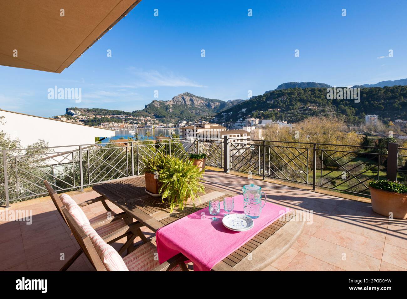 Modern chalet spain hi-res stock photography and images - Alamy