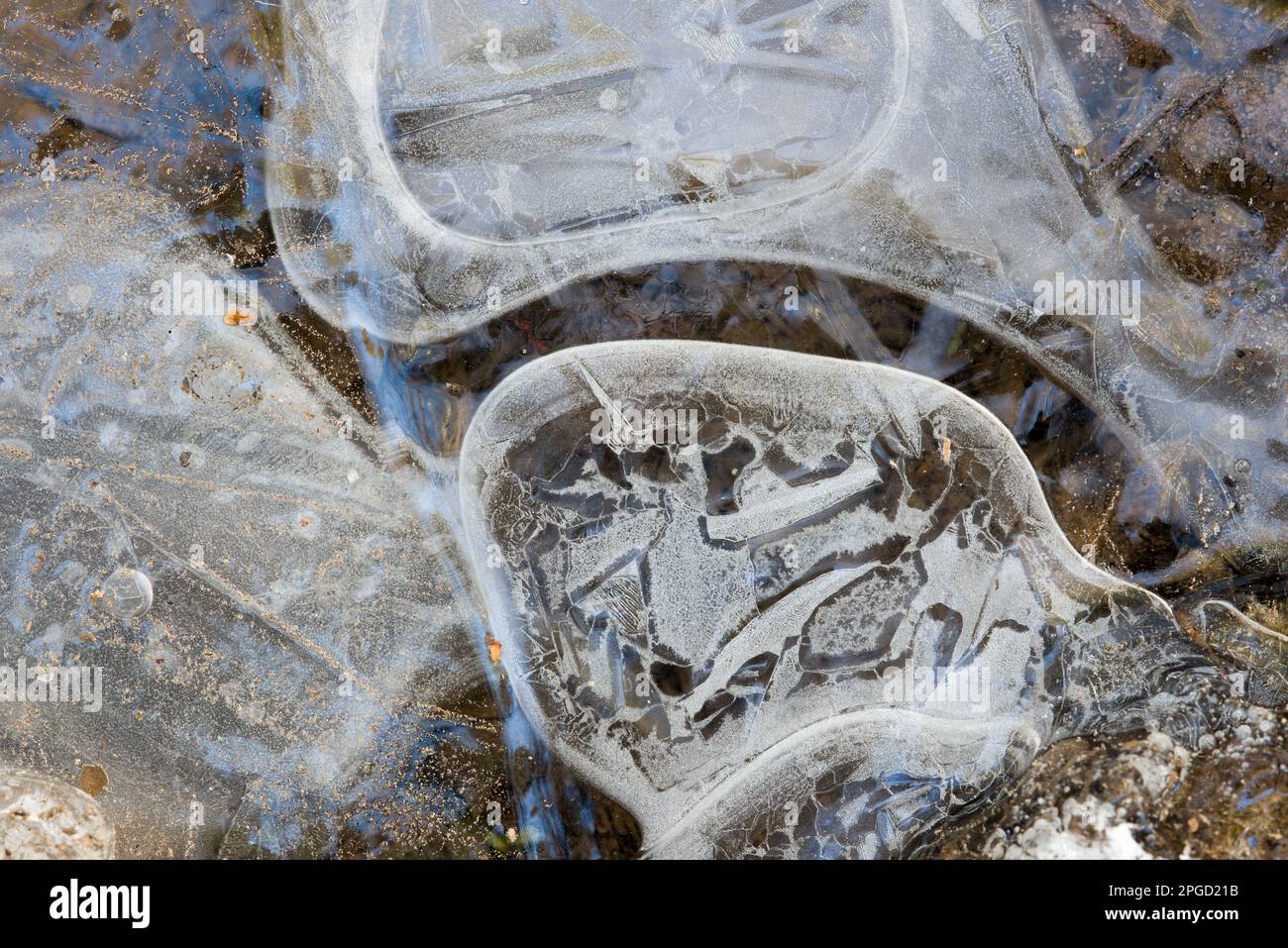 il freddo il ghiaccio, la neve nei paesaggi invernali delle montagne ...