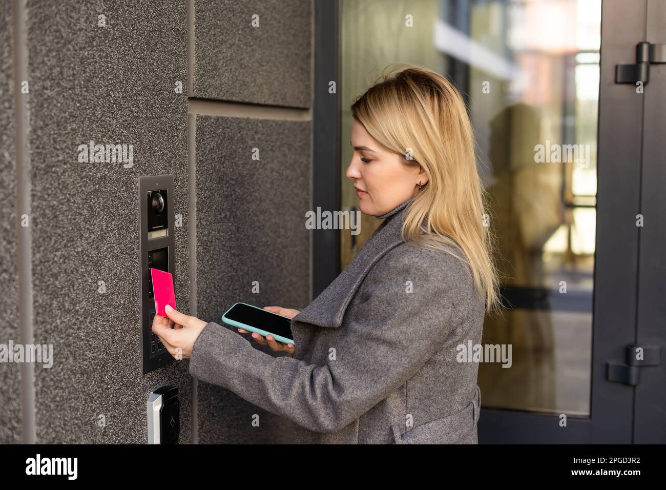 woman using intercom at building entrance Stock Photo - Alamy