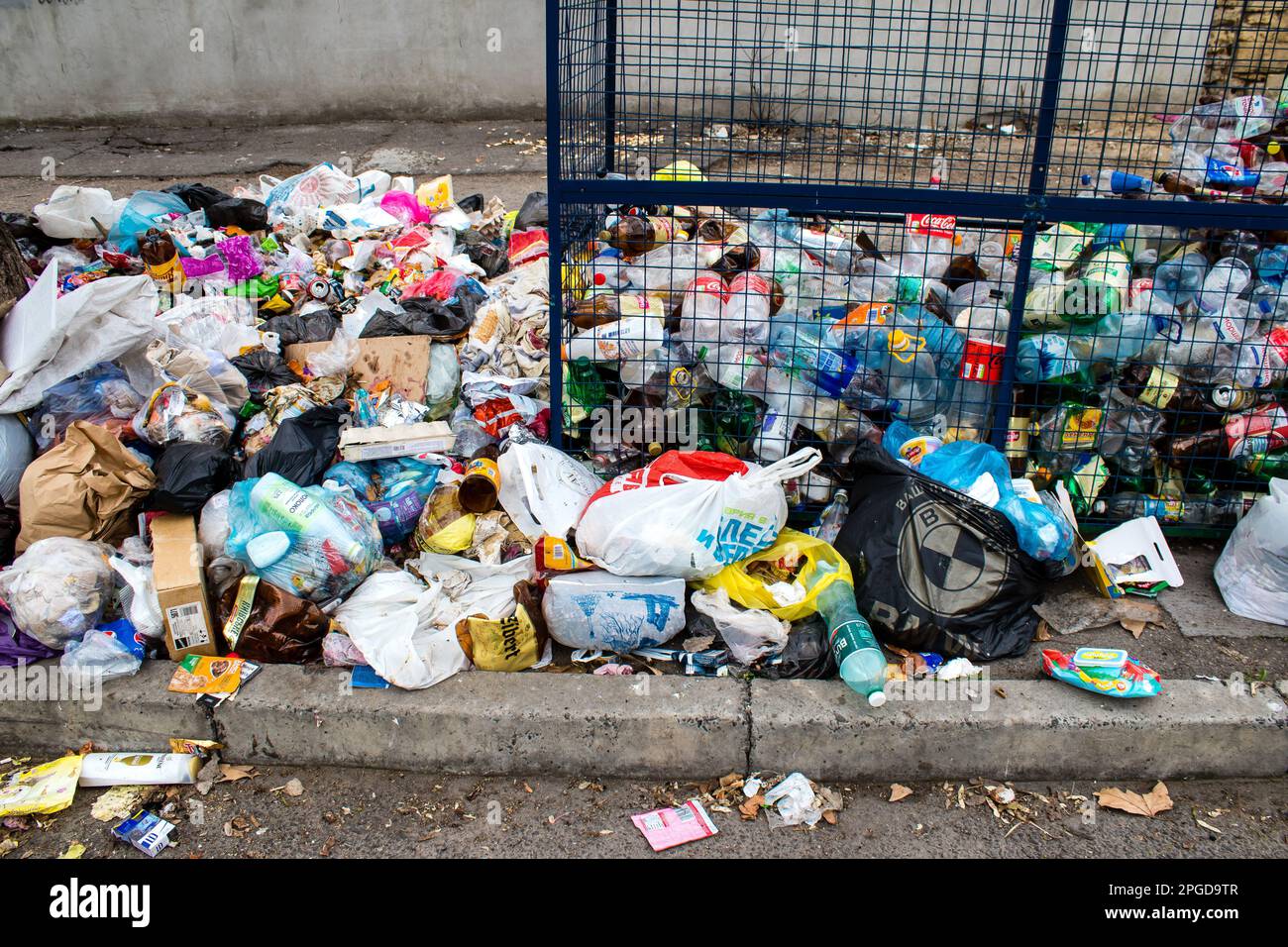 Trash cans are full of garbage on the streets of Kherson. Garbage ... Trash cans are full of garbage on the streets of Kherson. Garbage ...