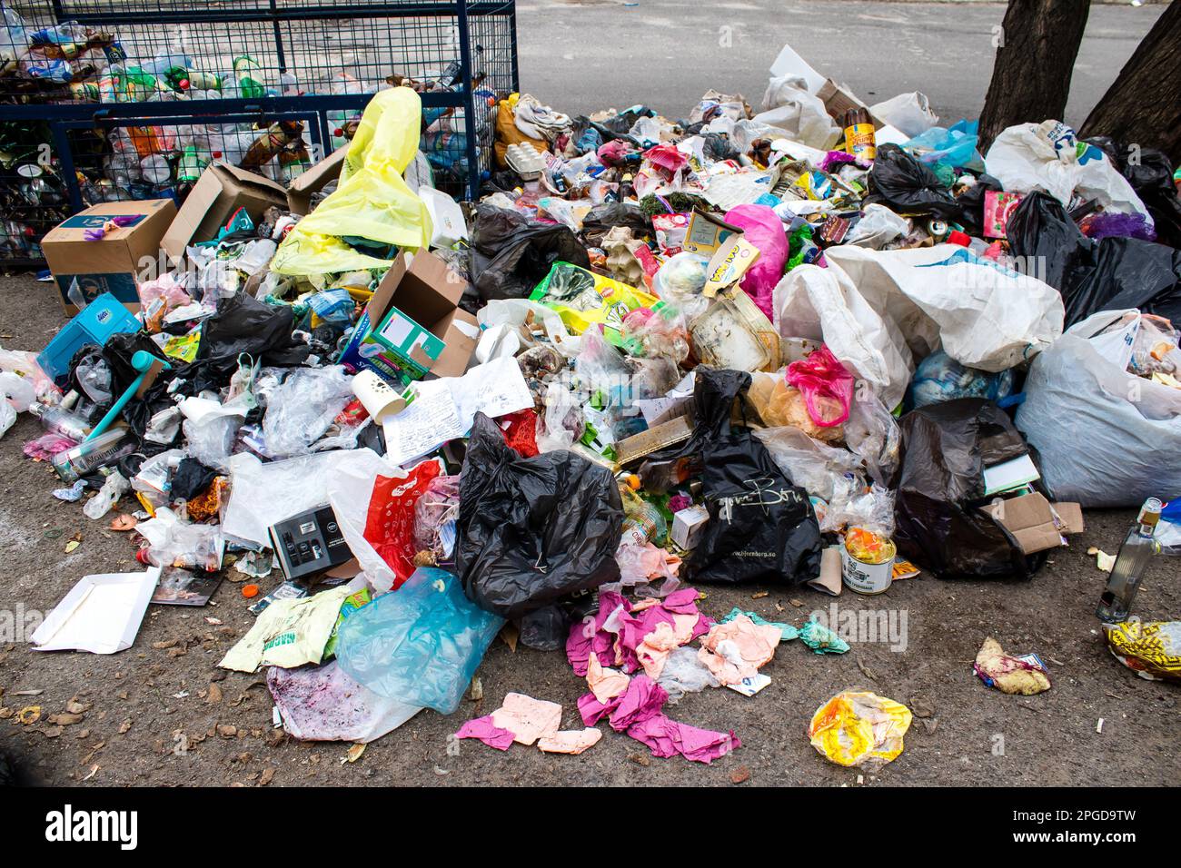 Trash cans are full of garbage on the streets of Kherson. Garbage ...