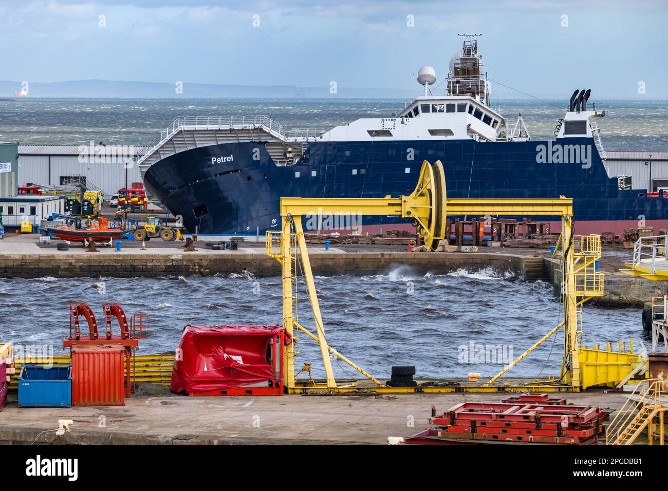 Ship hull dry dock hi-res stock photography and images - Alamy