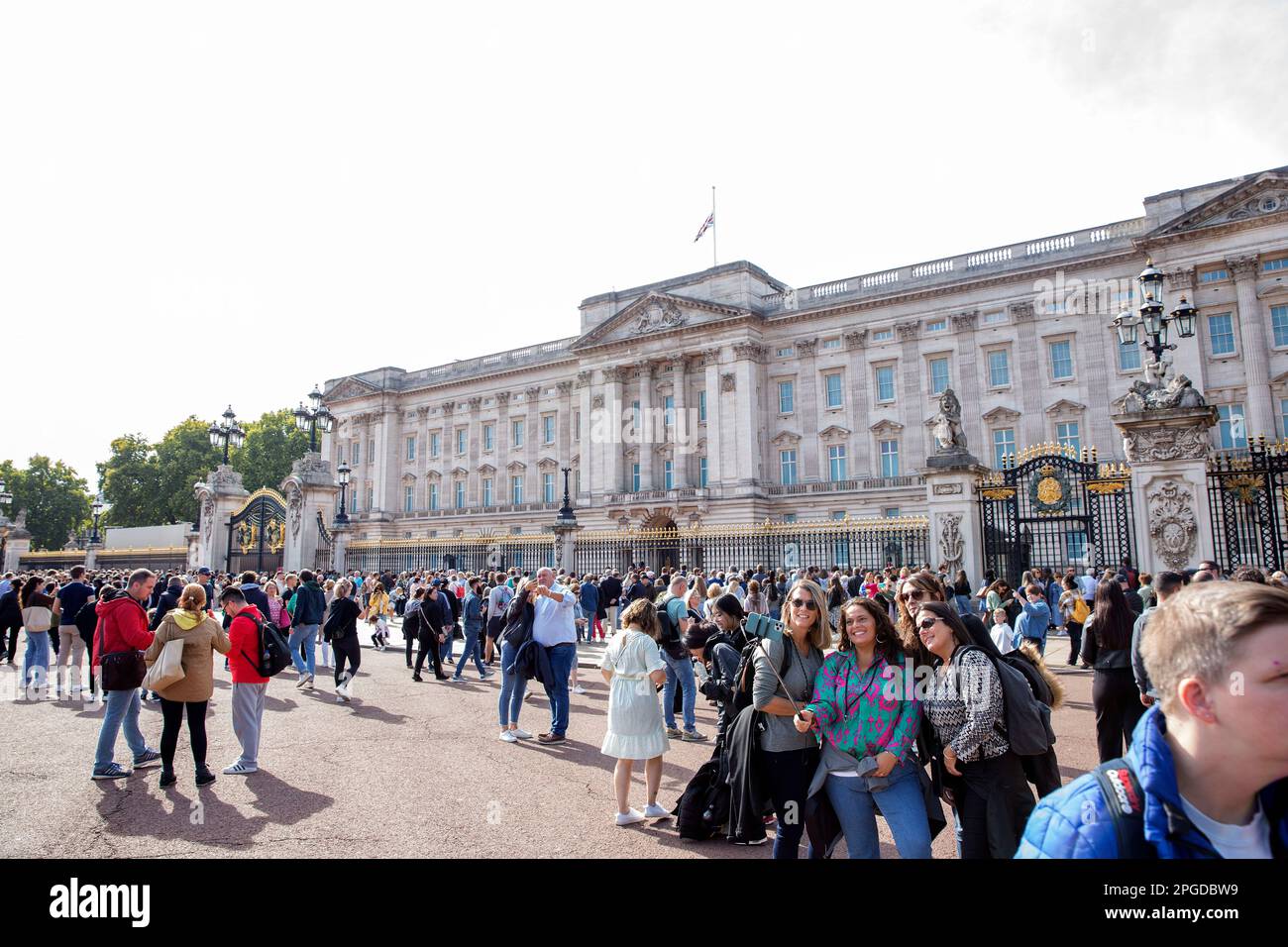 People gather around Buckingham Palace on the first Saturday since the ...
