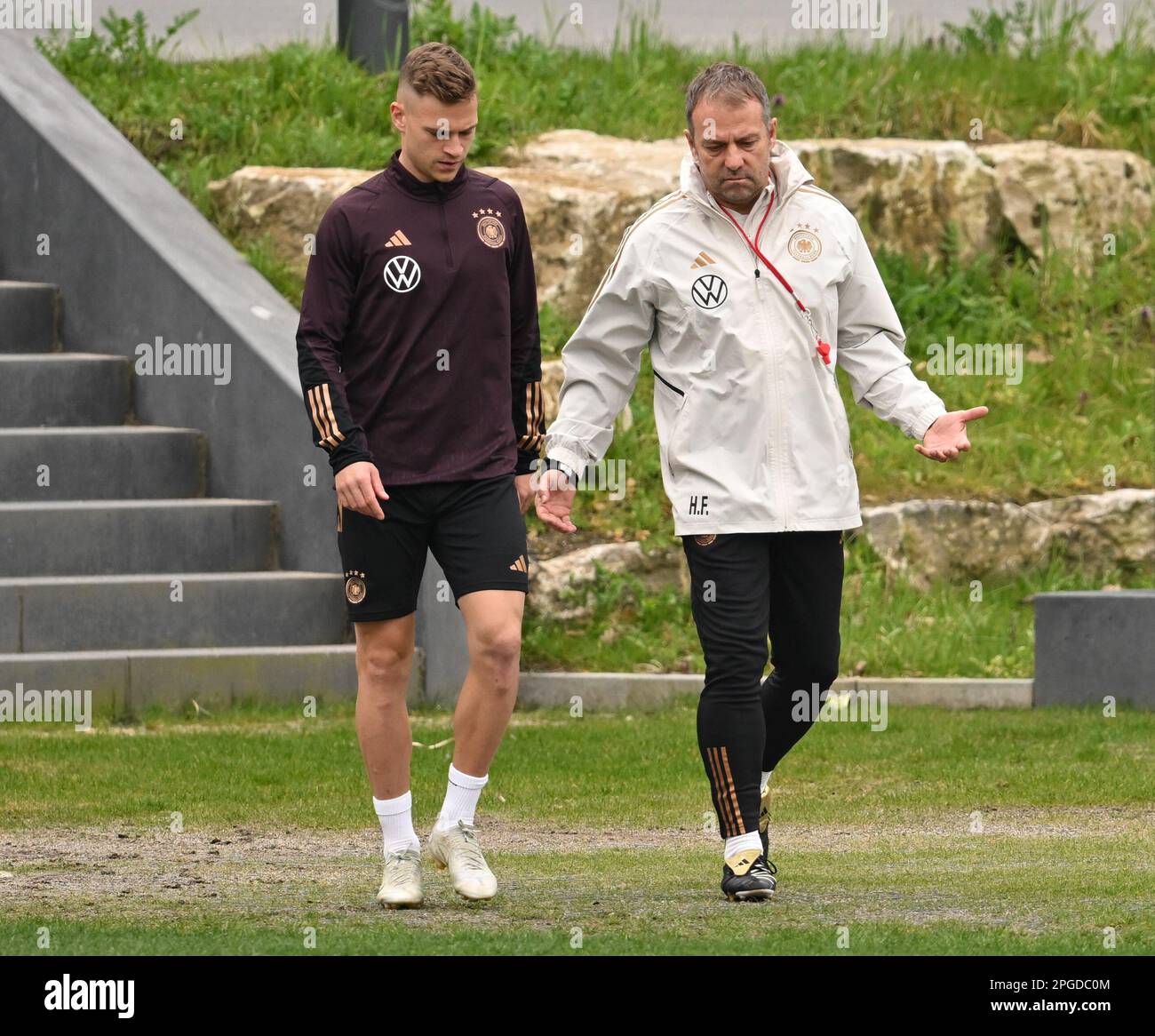 21 March 2023, Fráncfort;: Joshua Kimmich (left) and Hansi Flick (right ...