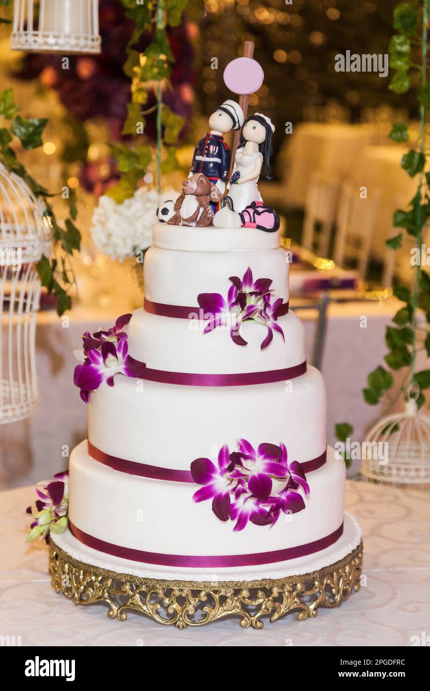 Cake ceremony hi-res stock photography and images - Alamy