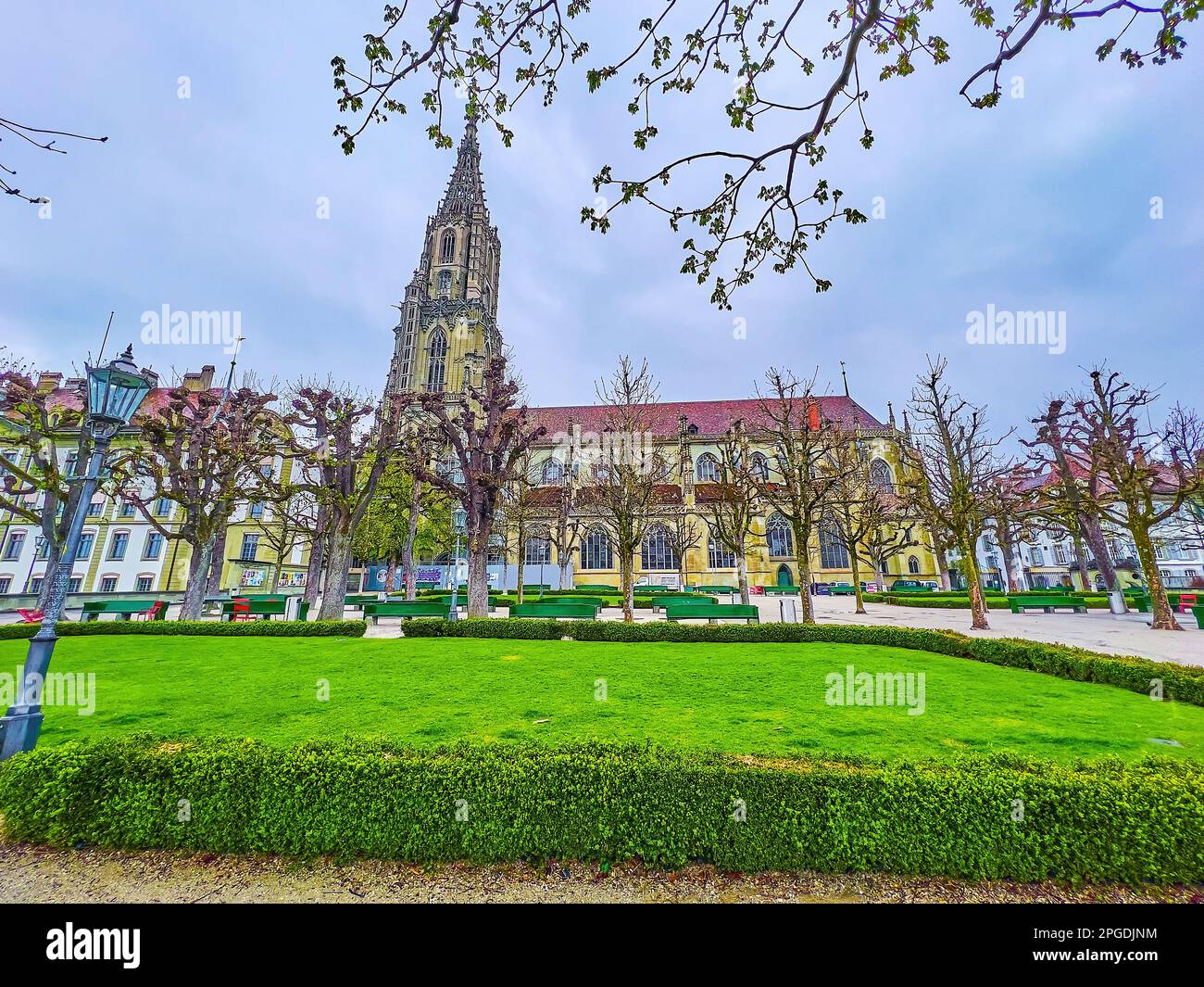 The view on Bern Minster Cathedral from Munsterplattform garden ...