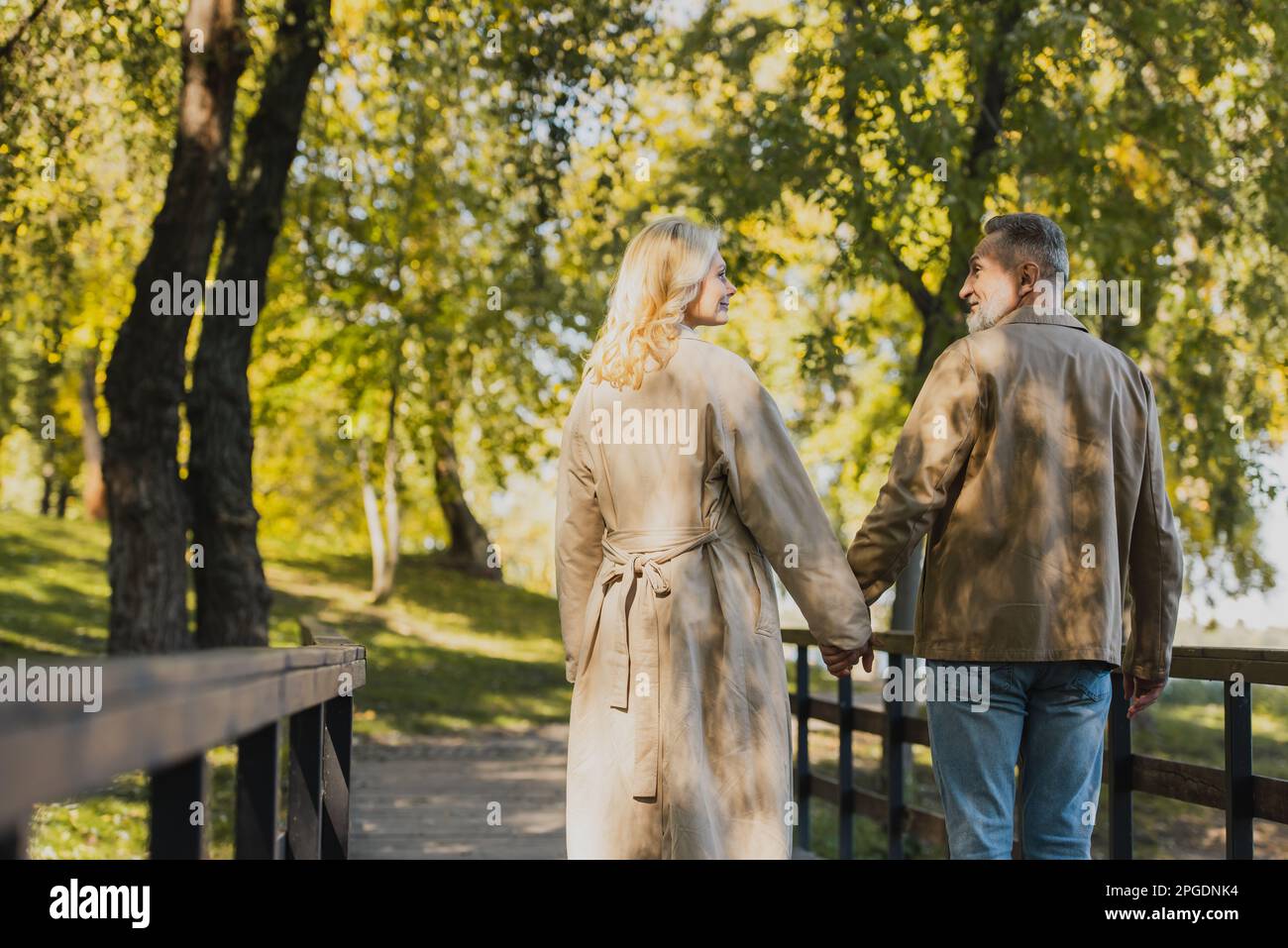 Couple walking side profile hi-res stock photography and images - Alamy