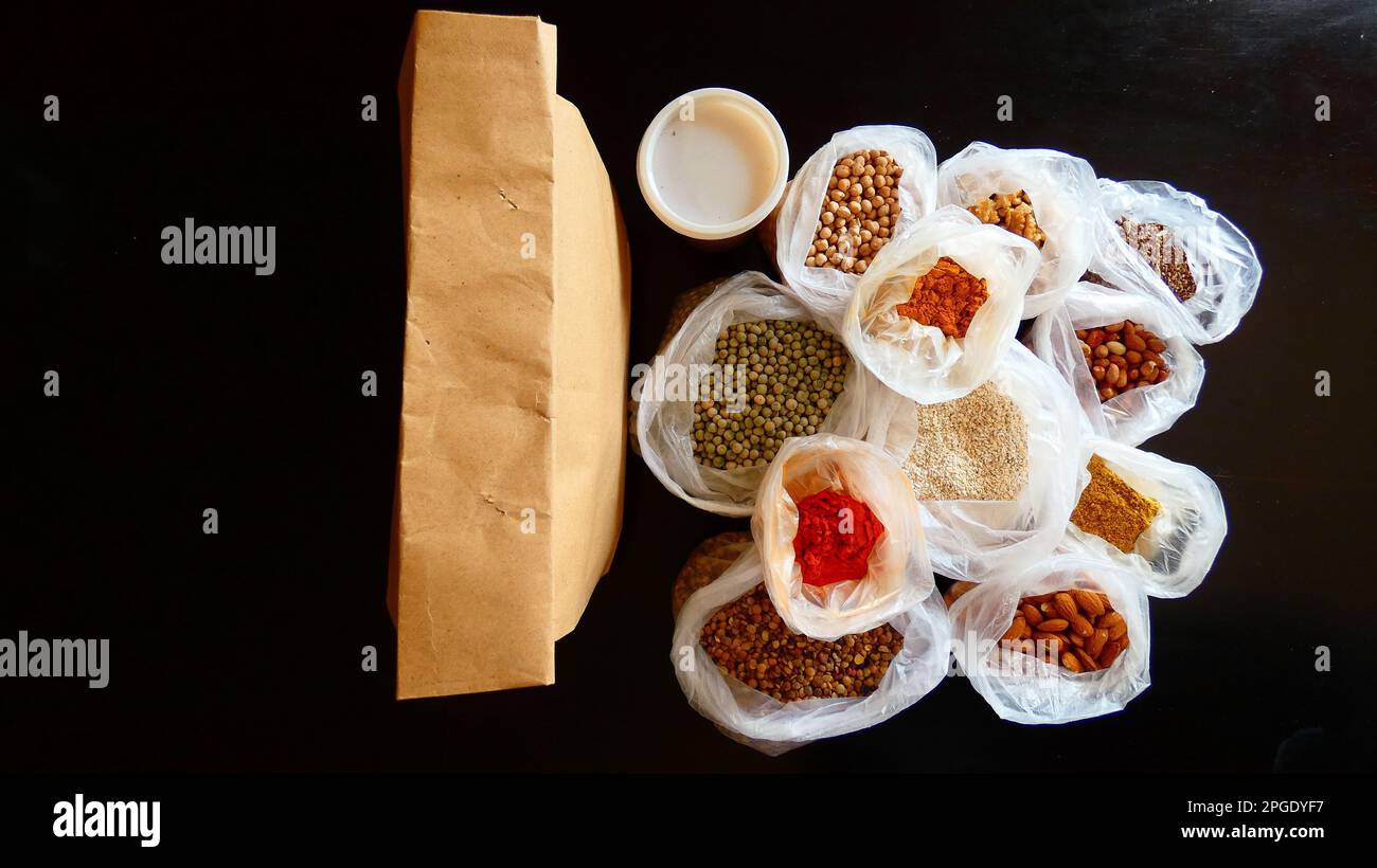 Bags of spices cloves nutmeg hi-res stock photography and images - Alamy