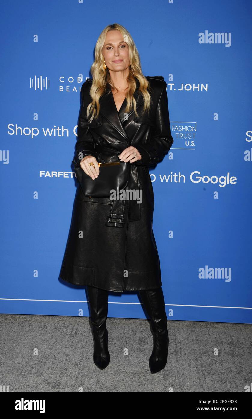 LOS ANGELES, CALIFORNIA - MARCH 21: Molly Sims attends the Fashion ...