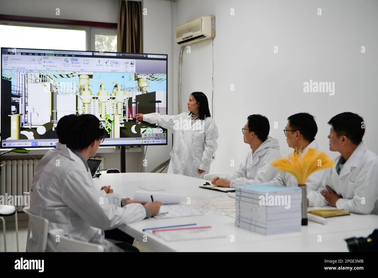 Researchers in a discussion hi-res stock photography and images - Alamy
