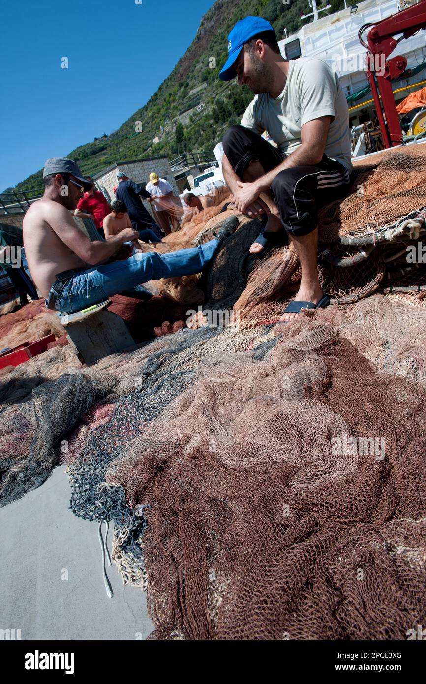 Pescatori che riparano le reti da pesca hi-res stock photography and ...
