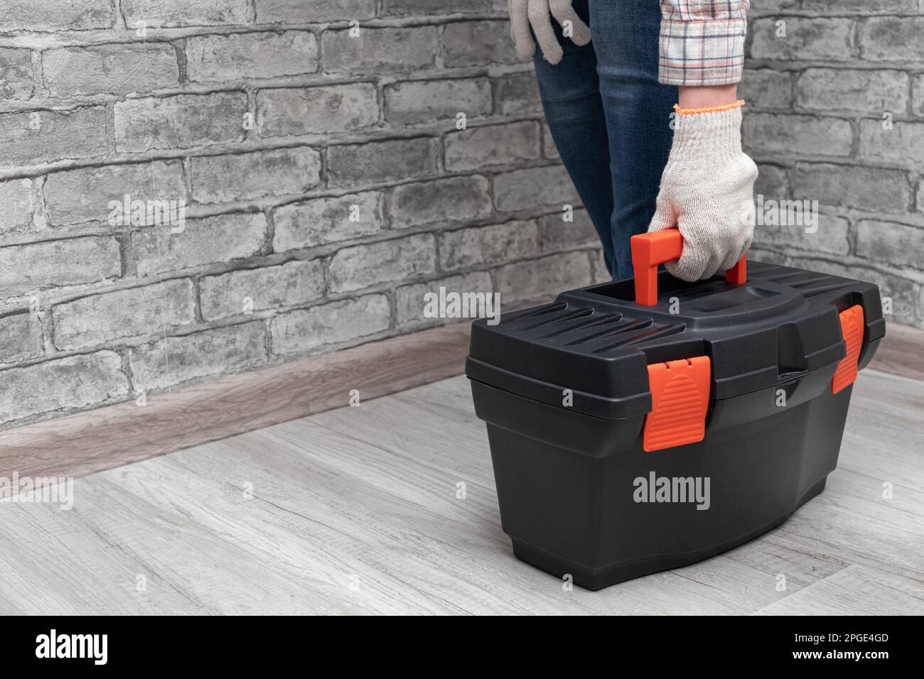 Carrying a tool box hi-res stock photography and images - Alamy