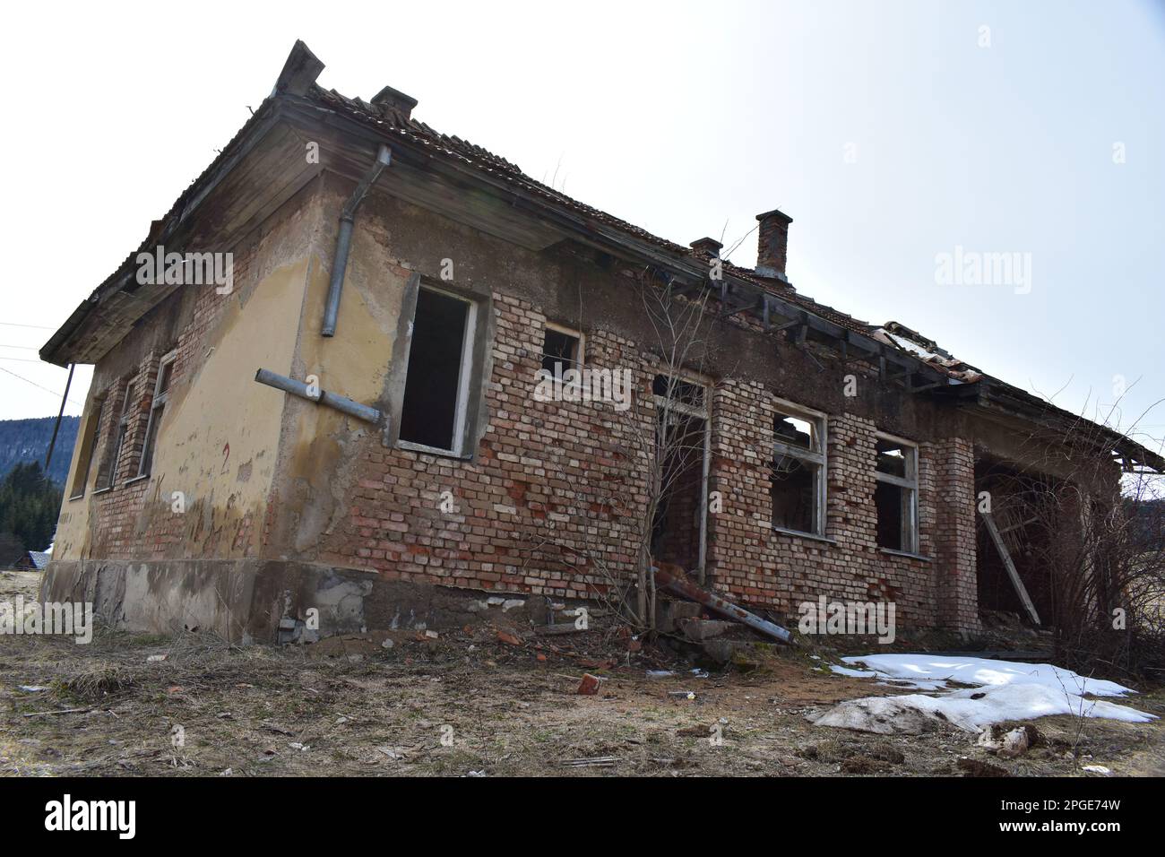 Large ruined stone house hi-res stock photography and images - Alamy