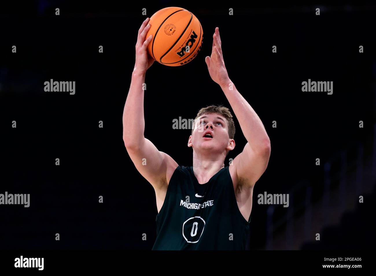 Michigan State forward Jaxon Kohler (0) drives to the basket during ...