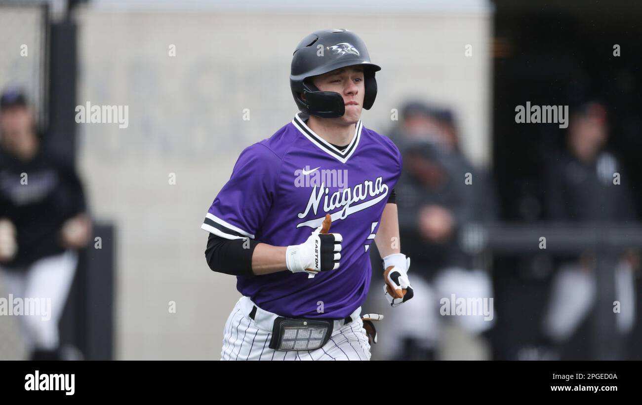 Niagara's Nick Groves (5) runs to first base during an NCAA baseball ...