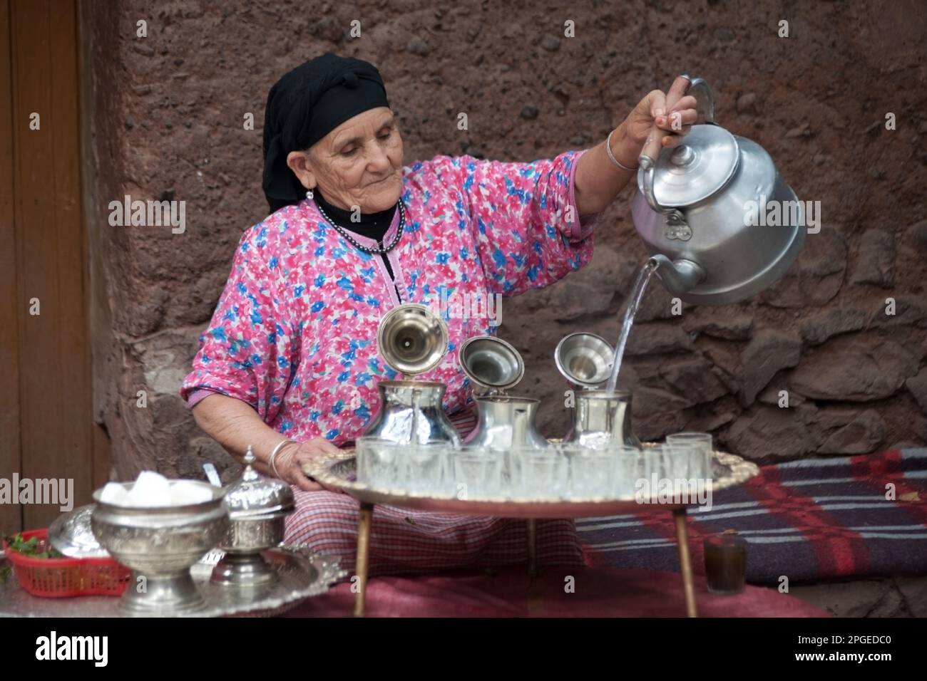 preparazione del thè in una casa berbera, montagne dell'atlante ...