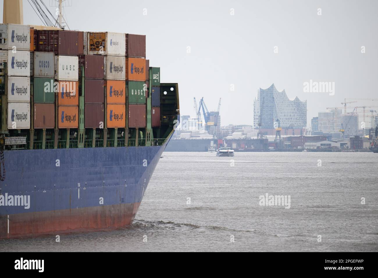 Hamburg, Germany. 22nd Mar, 2023. A container ship sails into the Port ...