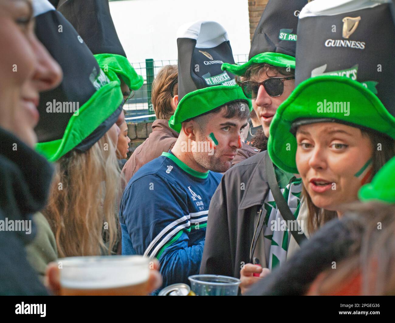 People drinking pints of beer hi-res stock photography and images - Alamy