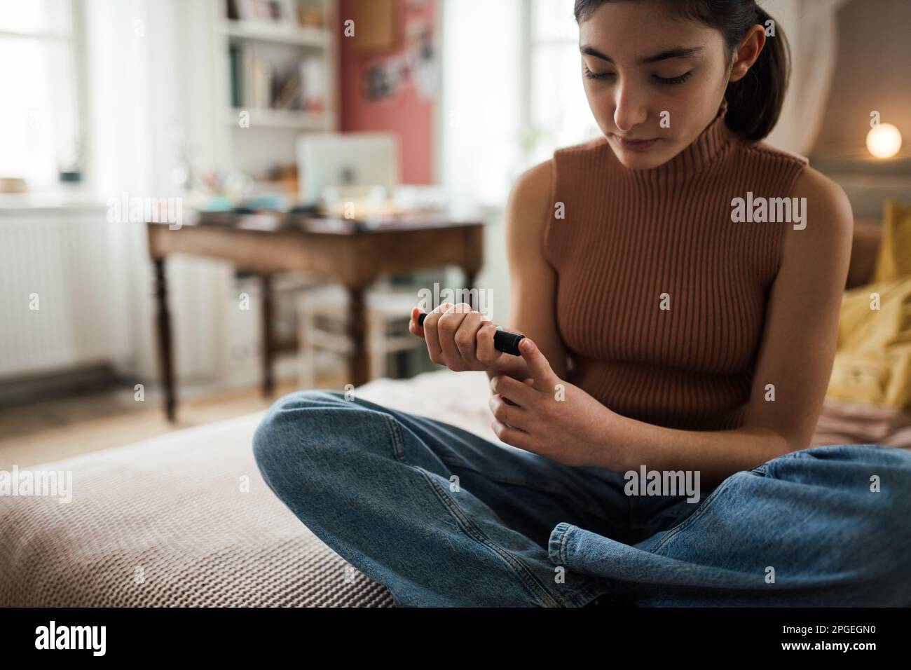 Teenage girl applicating insulin with insulin pen Stock Photo - Alamy