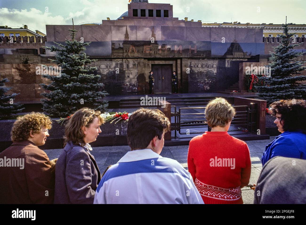 Tourist queueing out side the Lenin Mausoleum in 1987 Soviet Russia ...