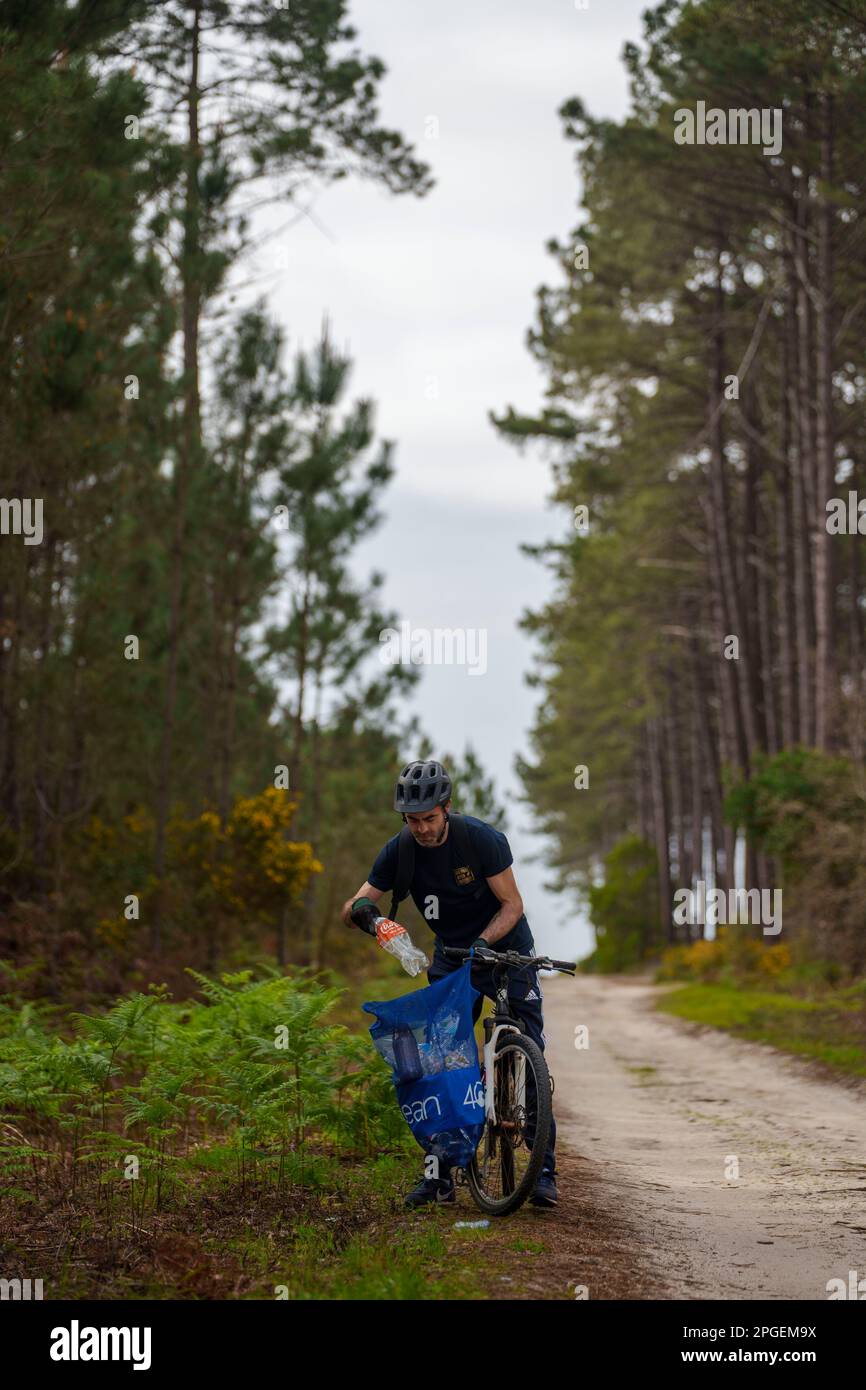 Cleaning up litter hi-res stock photography and images - Alamy