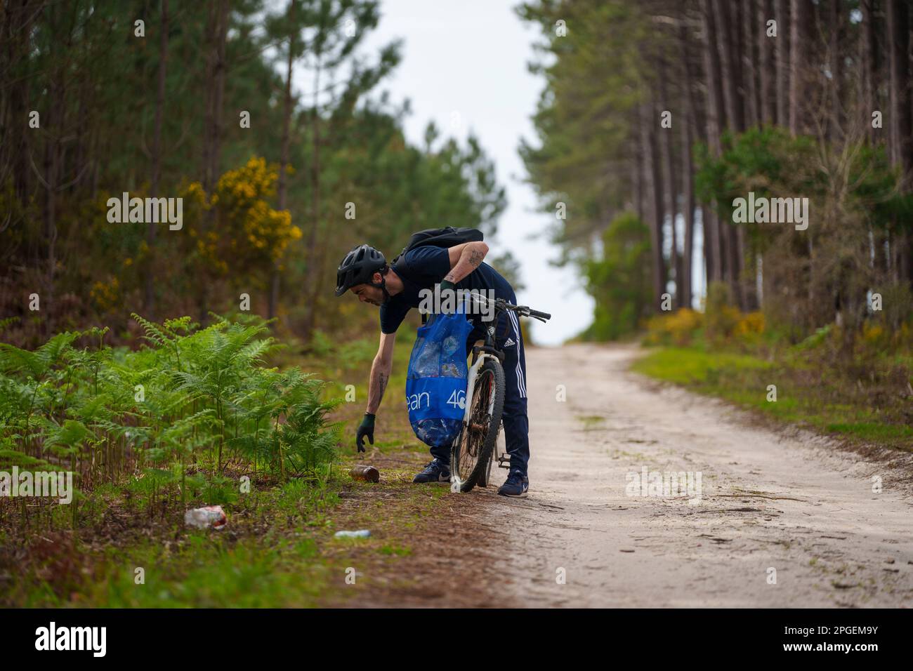 Cleaning up litter hi-res stock photography and images - Alamy