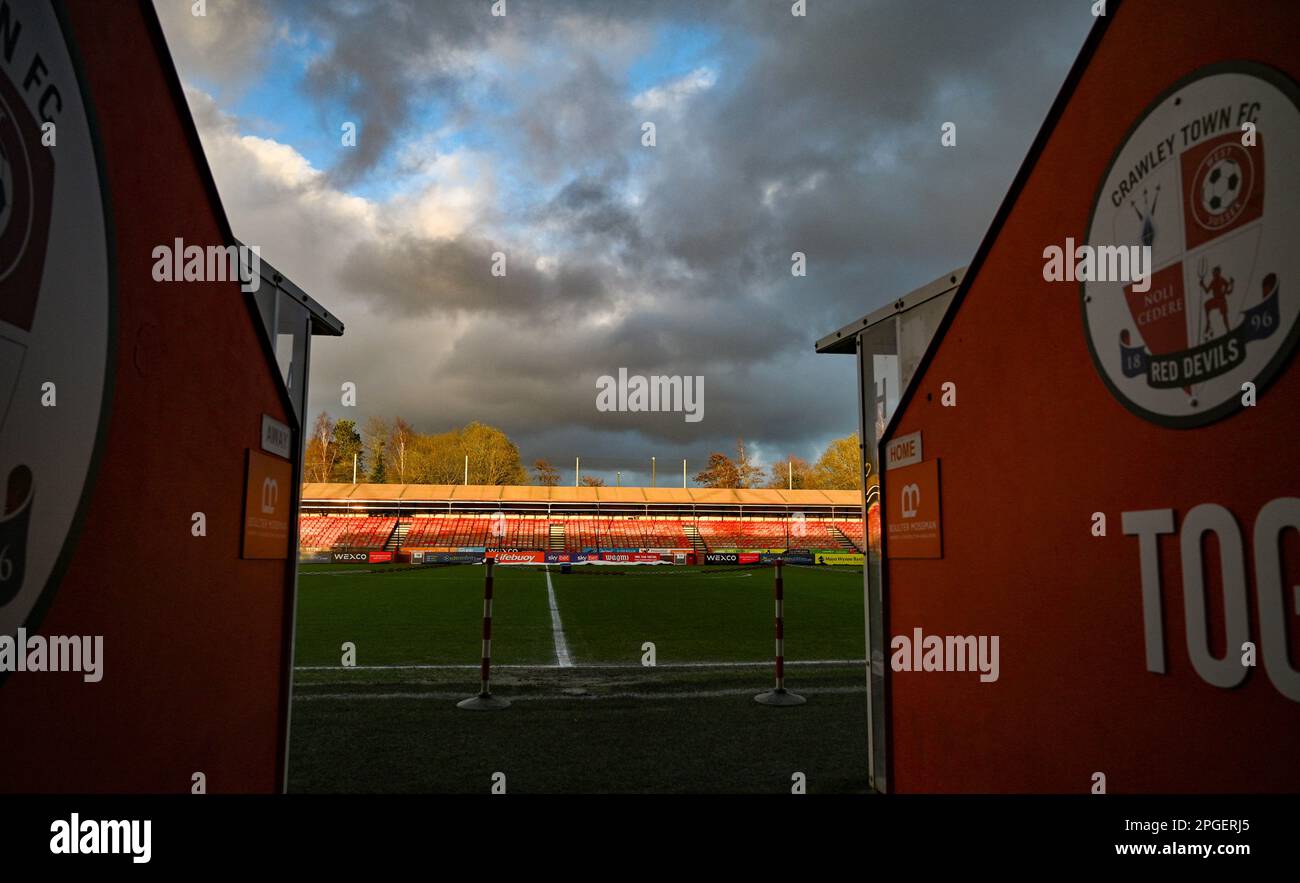 Dry pitch stadium hi-res stock photography and images - Alamy