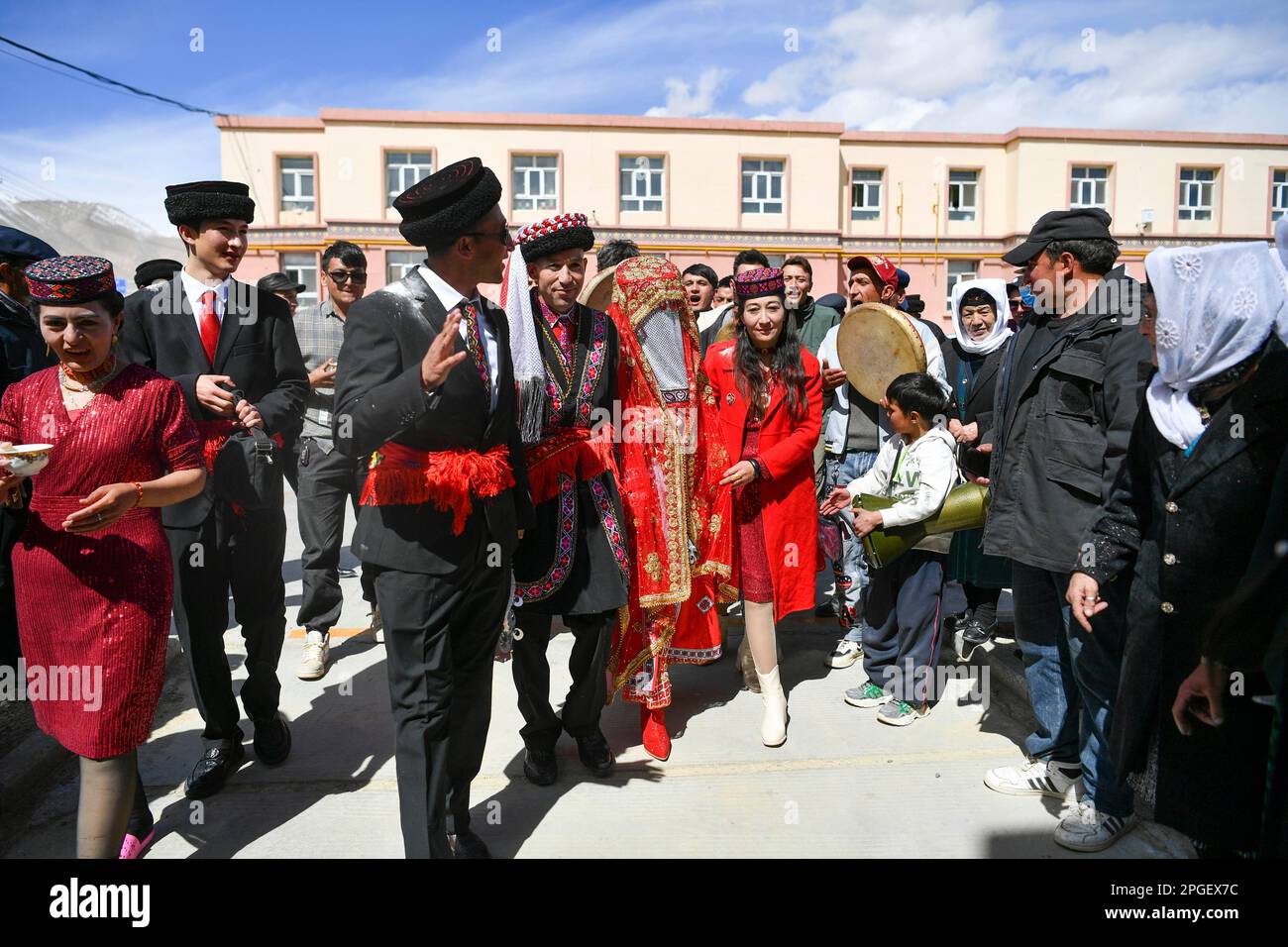 (230322) -- TAXKORGAN, March 22, 2023 (Xinhua) -- The newlywed couple ...