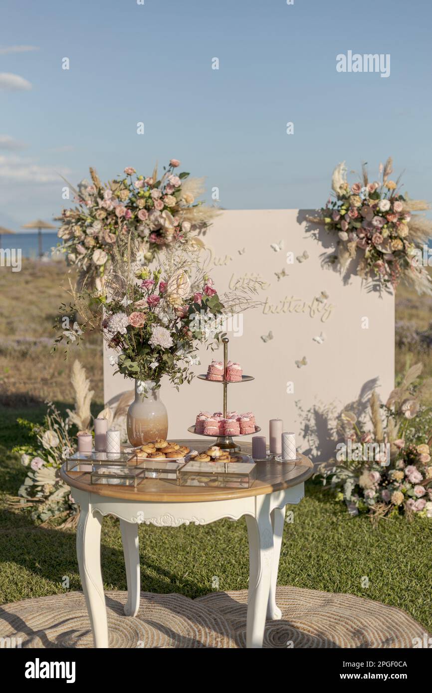 Flowed decoration and candies for birthday party at the beach Stock ...
