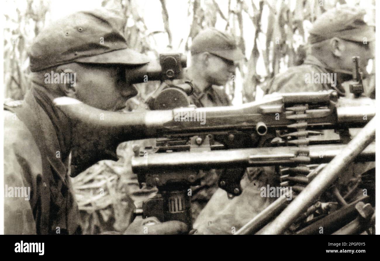 World War Two B&W photo German Soldiers in Camo Smocks in a MG Position ...