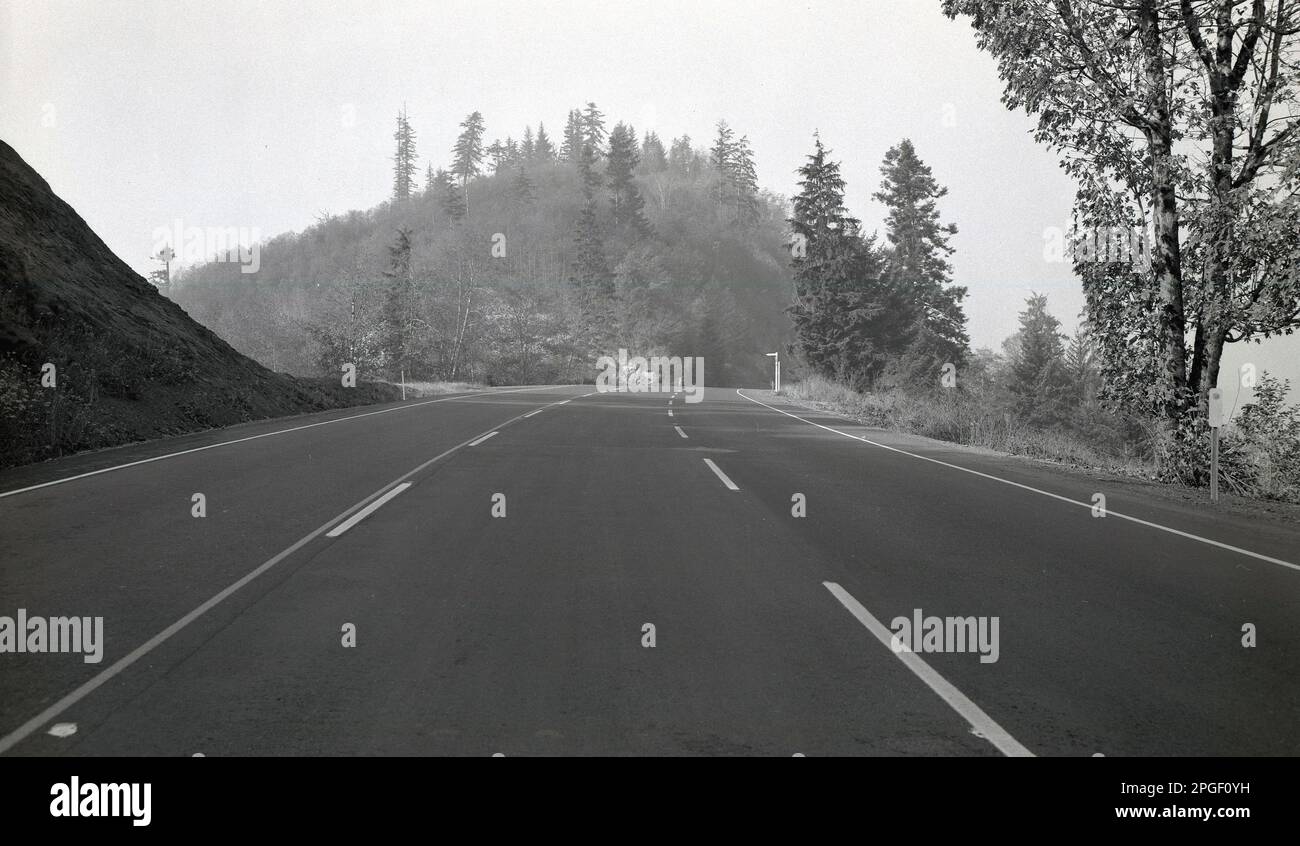 1950s, historical, empty mountain highway, Oregon, USA Stock Photo - Alamy
