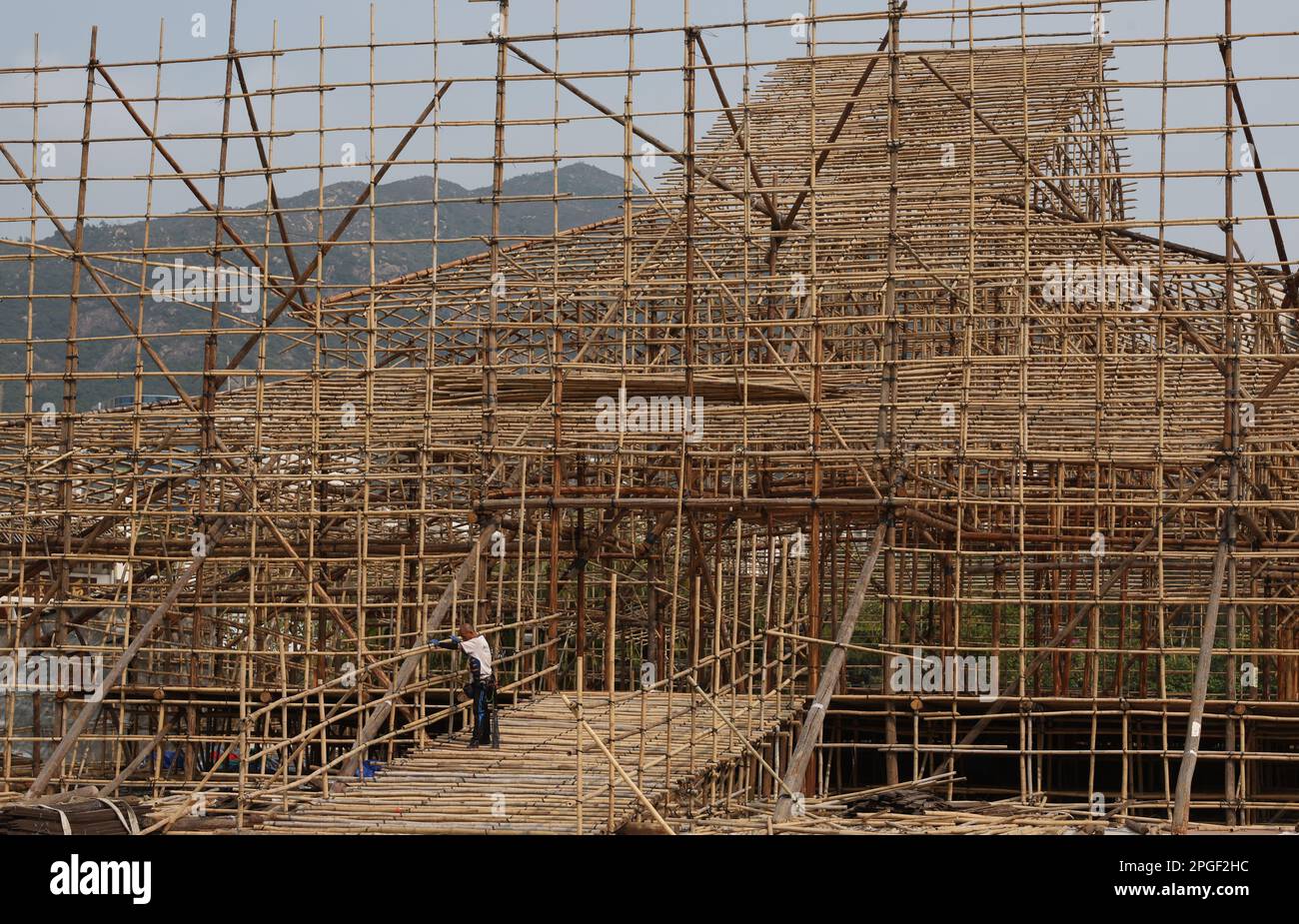 Setting up scaffolding hi-res stock photography and images - Alamy