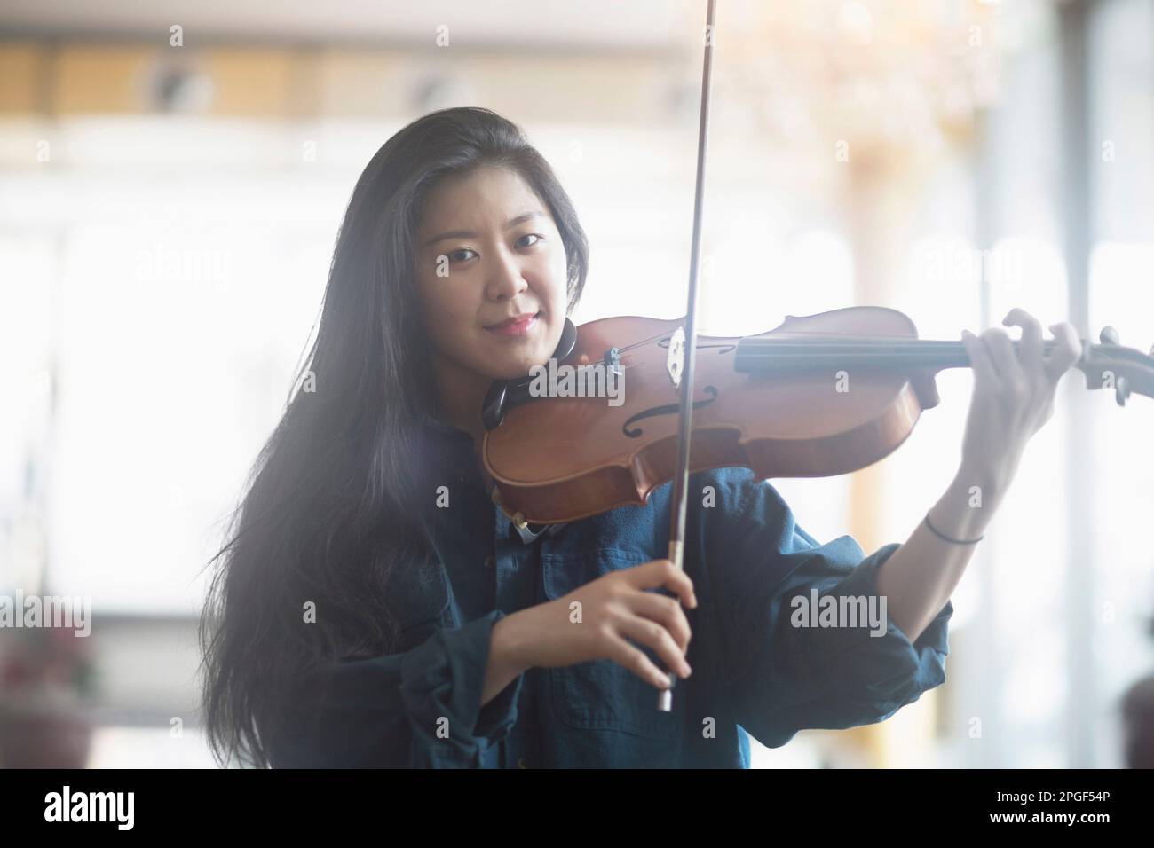 Woman back violin hi-res stock photography and images - Alamy
