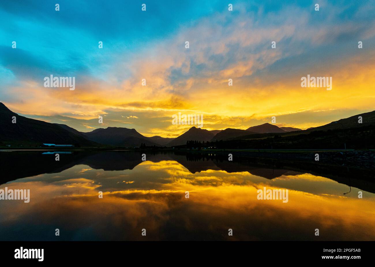 Sun rising over misty lake hi-res stock photography and images - Alamy