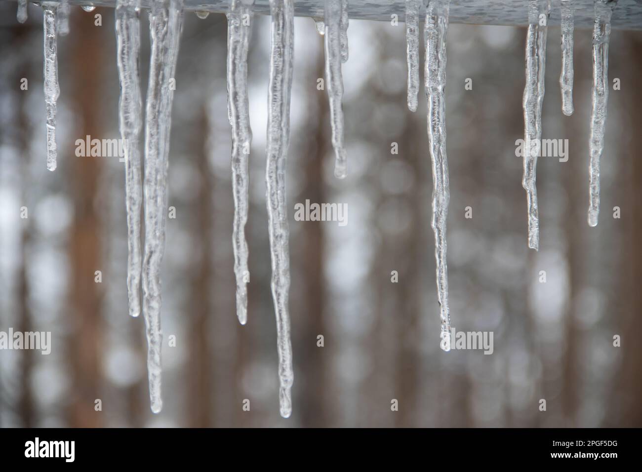 Snow falling from roof hi-res stock photography and images - Alamy