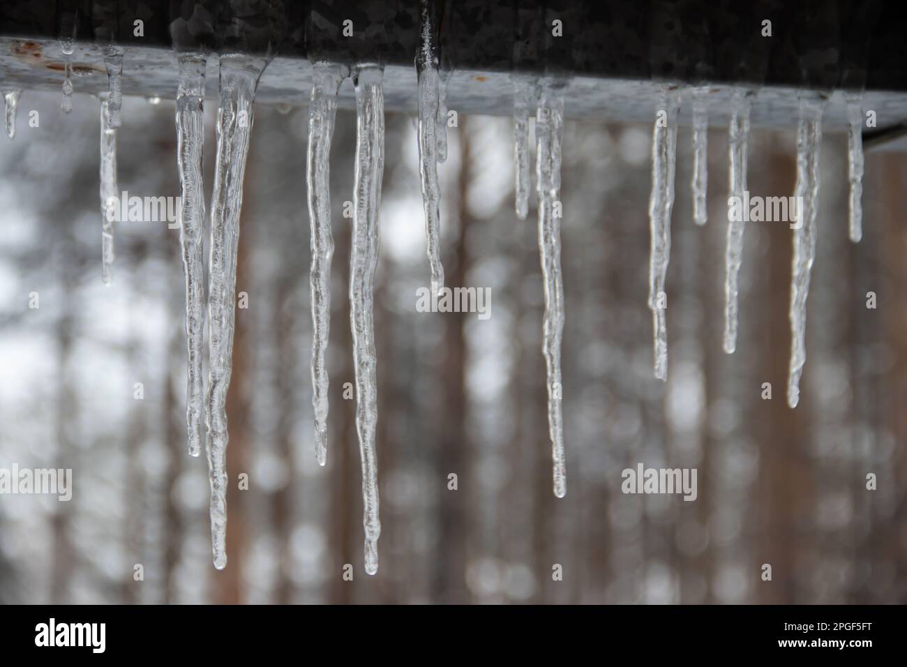 Snow falling from roof hi-res stock photography and images - Alamy